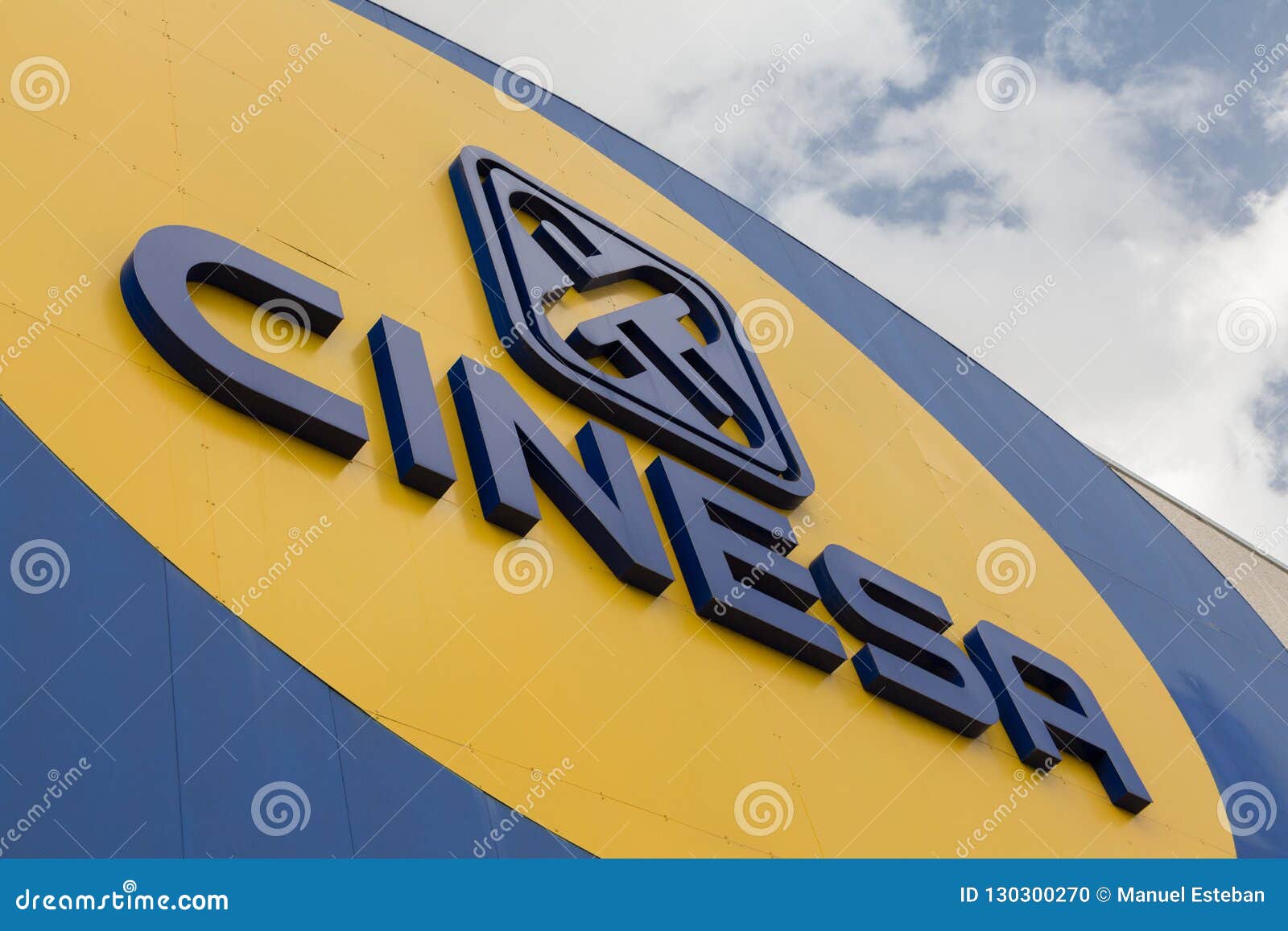 Logotipo De Cinesa En La Sala De Cine De Cinesa Imagen editorial ...