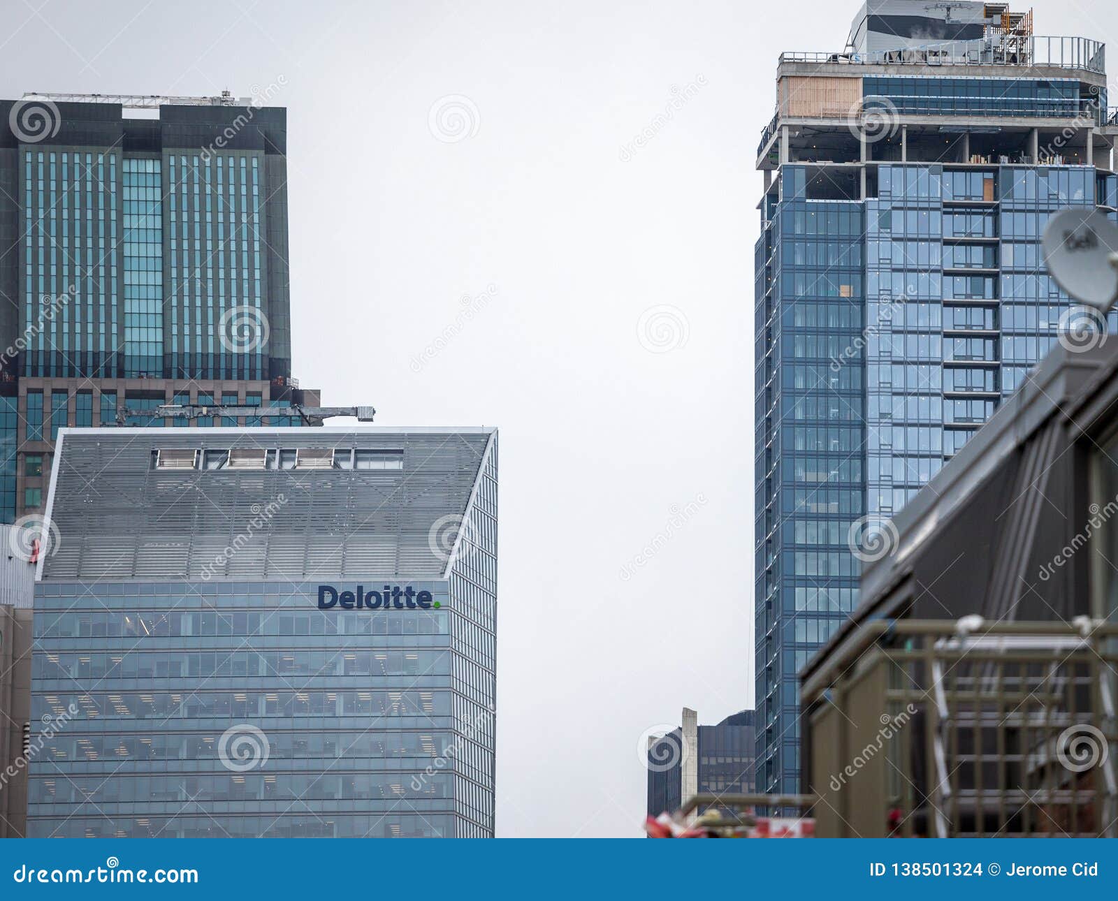 Logotipo De Deloitte En Su Edificio De Oficinas Principal En Montreal ...
