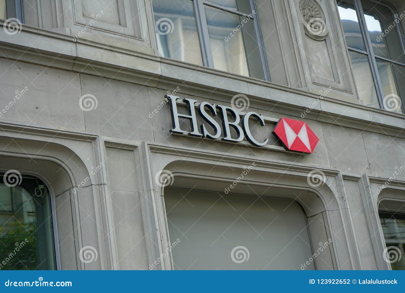 Logotipo De HSBC En El Edificio En Paradeplatz En Zurich Suiza, 17 06 ...
