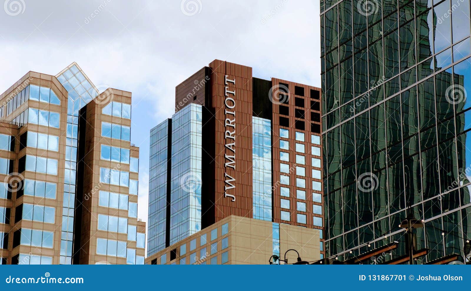 Logotipo De Jw Marriott En El Lado De Un Edificio Foto editorial ...