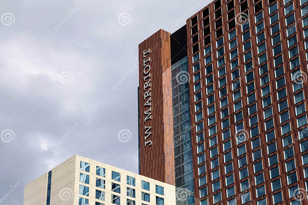 Logotipo De Jw Marriott En El Lado De Un Edificio Imagen de archivo ...