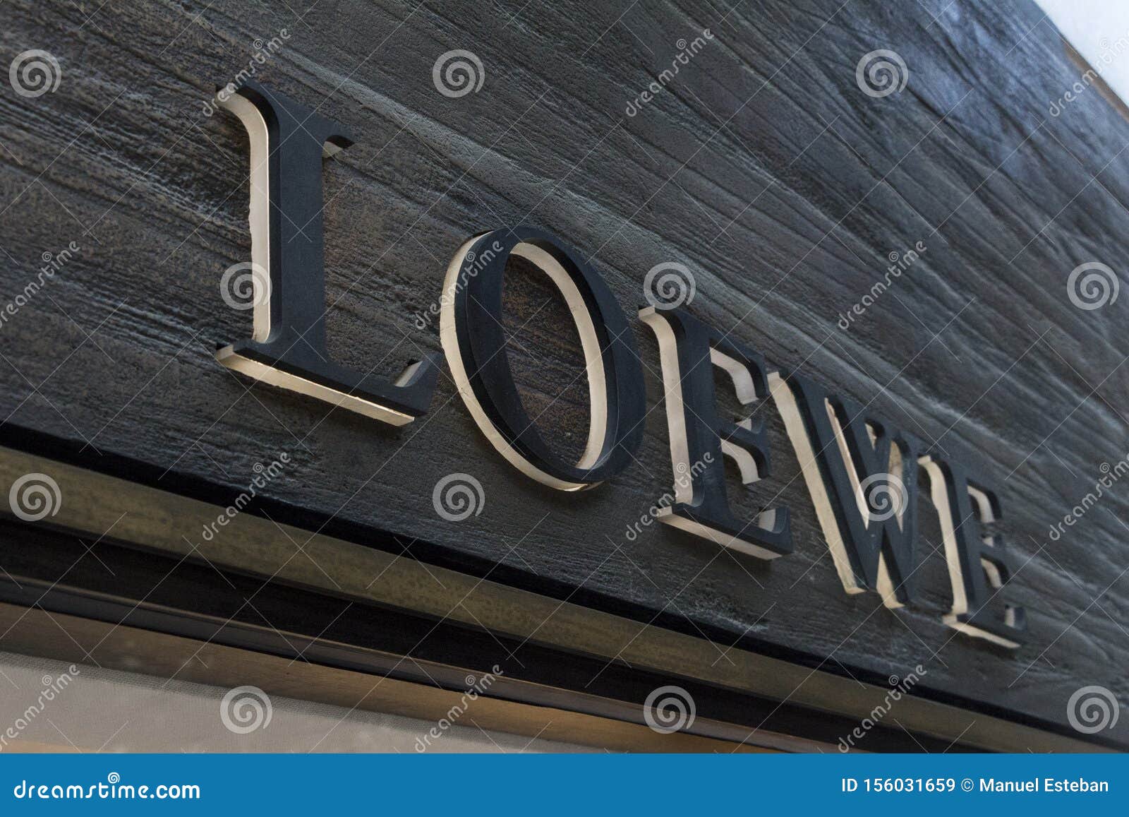 Logotipo De Loewe En El Edificio De Loewe Imagen de archivo editorial ...