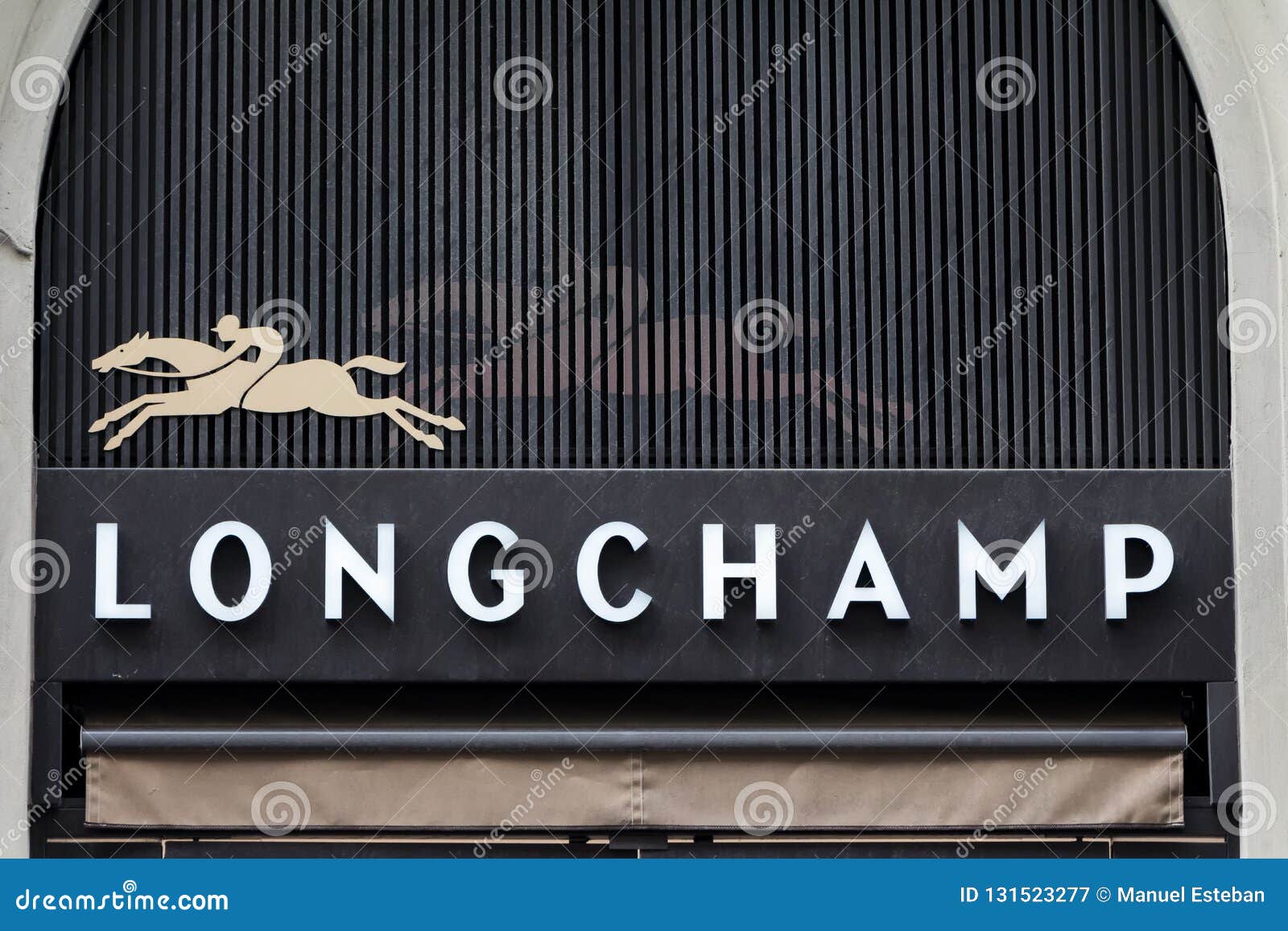Logotipo De Longchamp En La Tienda De Longchamp Fotografía editorial ...