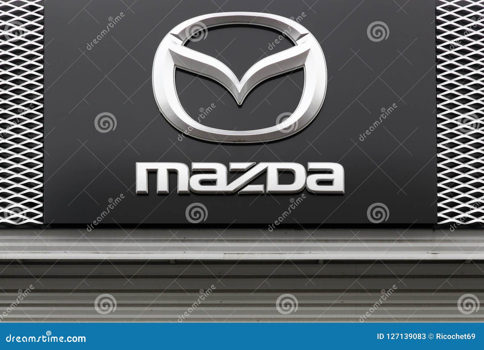 Logotipo De Mazda En Una Fachada Foto de archivo editorial - Imagen de ...