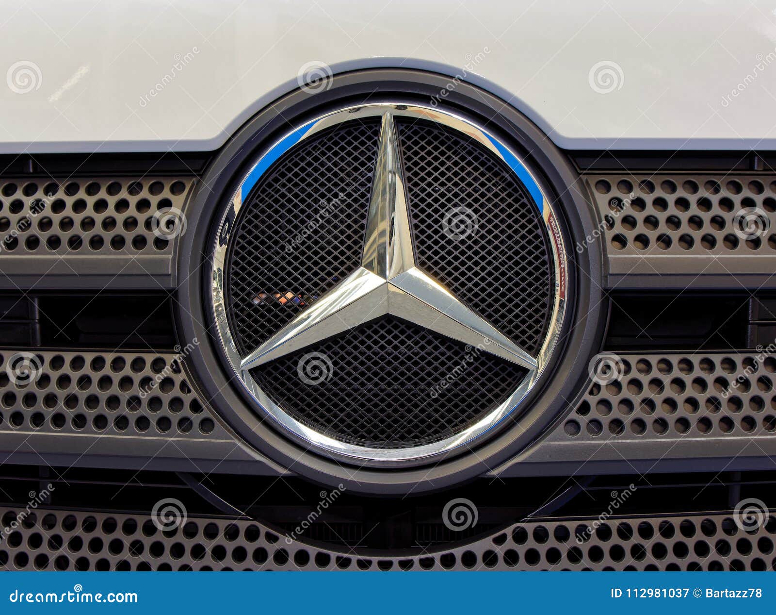 Logotipo De Mercedes Benz E Insignia Moderna Fotografía editorial ...