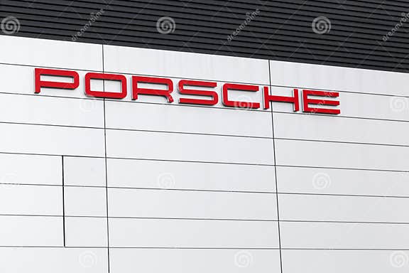 Logotipo De Porsche En Una Pared De Un Edificio Fotografía editorial ...