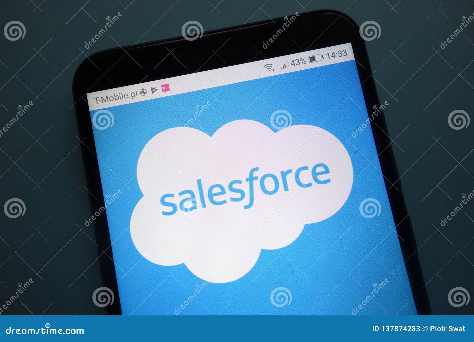 Logotipo De Salesforce En Smartphone Foto de archivo editorial - Imagen ...