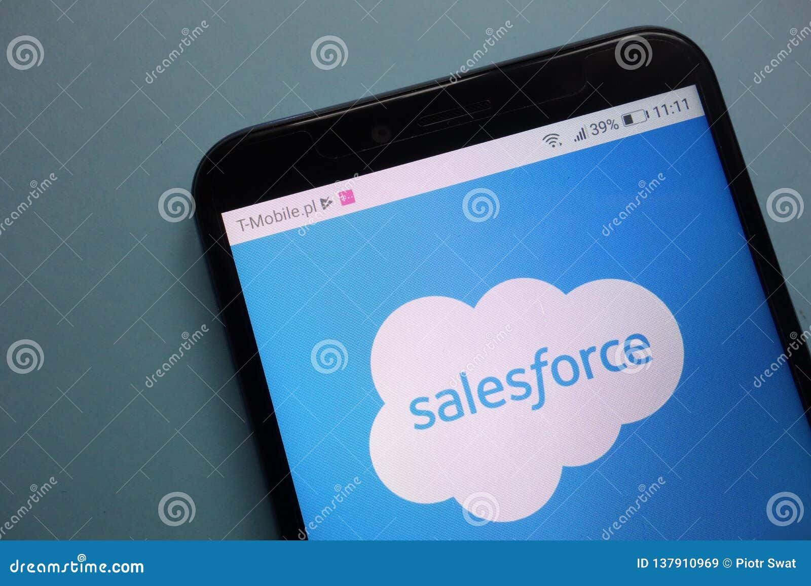 Logotipo De Salesforce En Smartphone Imagen de archivo editorial ...