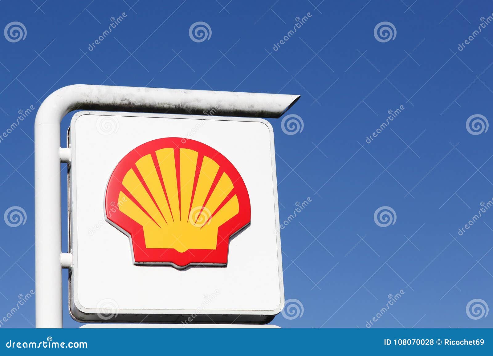 Logotipo De Shell Em Um Posto De Gasolina Foto de Stock Editorial ...