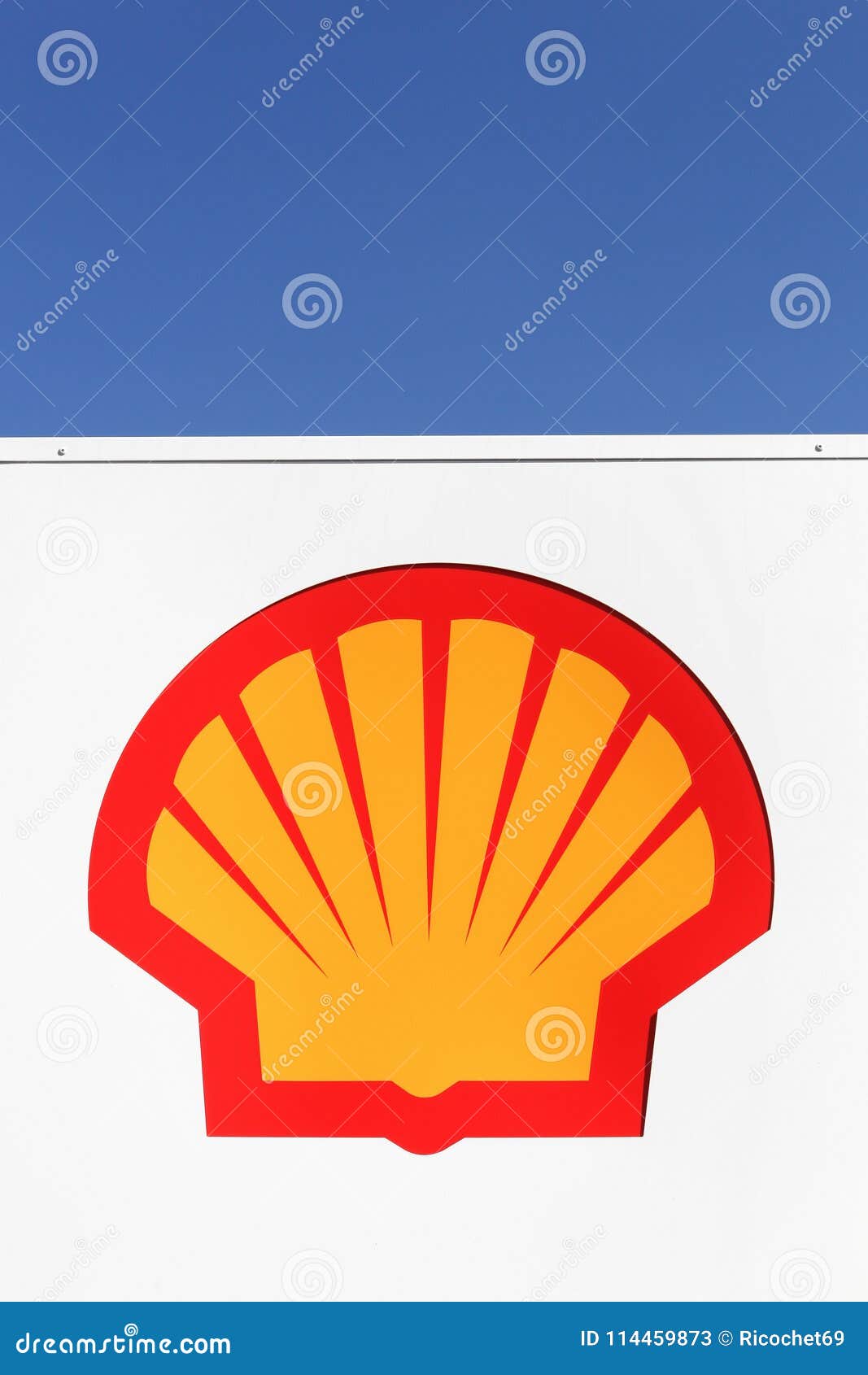 Logotipo De Shell Em Um Posto De Gasolina Foto de Stock Editorial ...