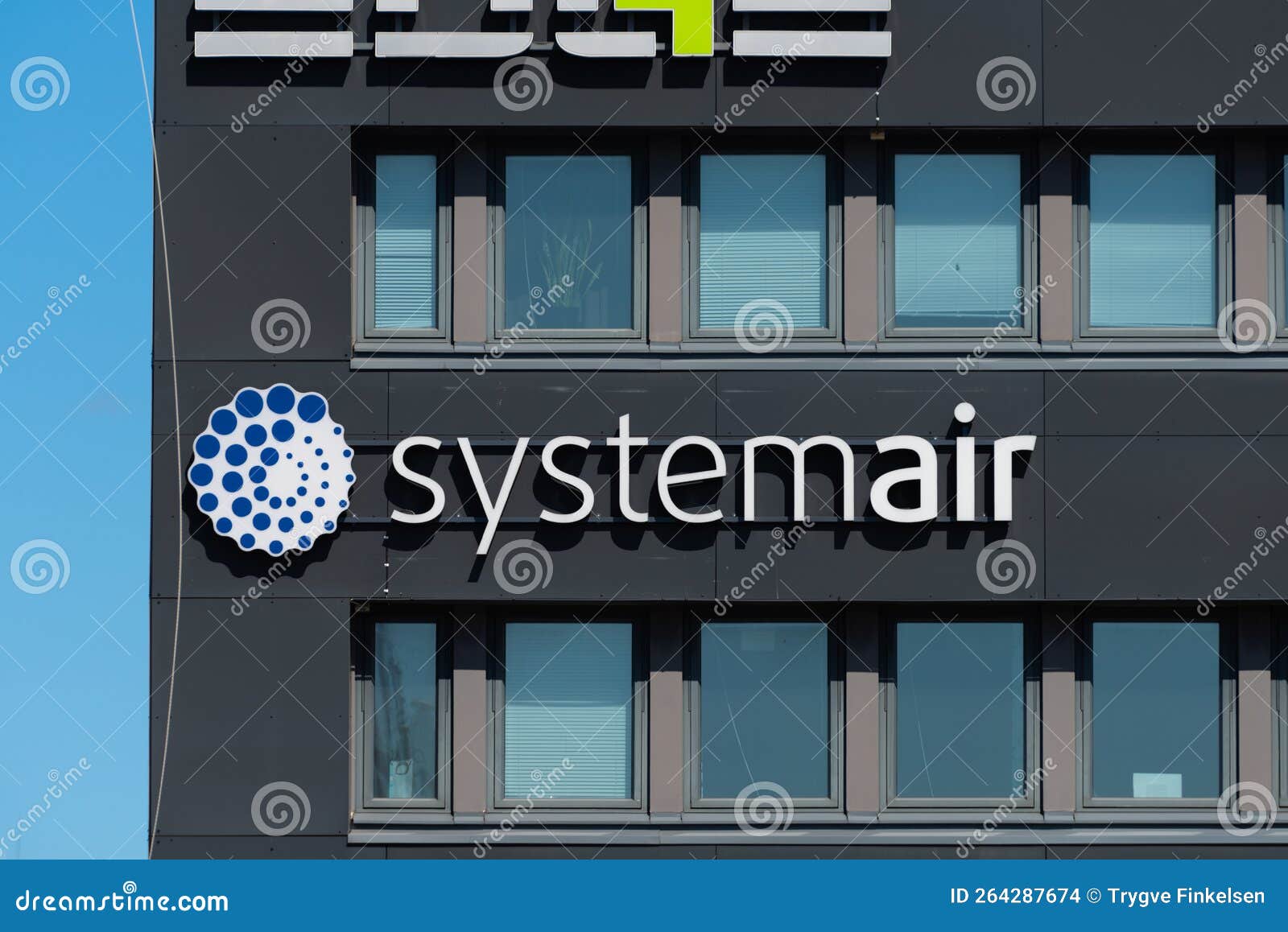 Logotipo De Systemair En Un Edificio De Oficinas. Imagen de archivo ...