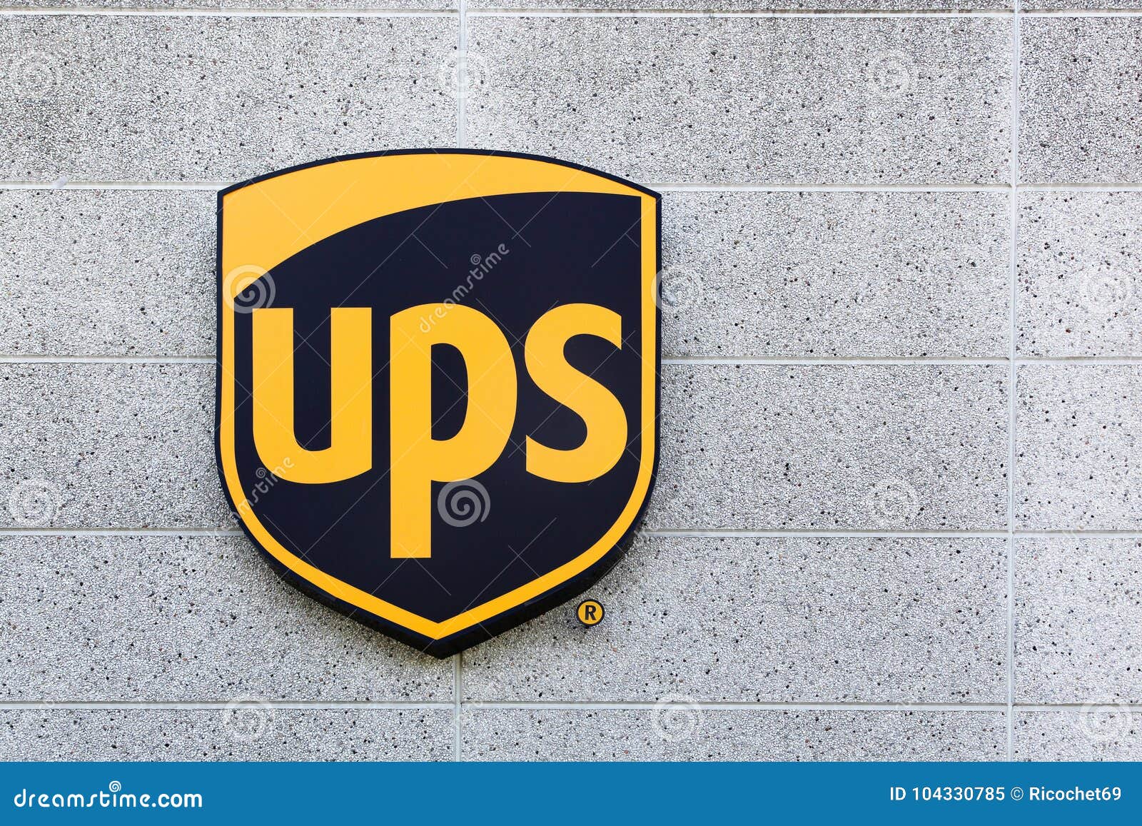 Logotipo De UPS Em Uma Fachada Imagem Editorial - Imagem de postal ...