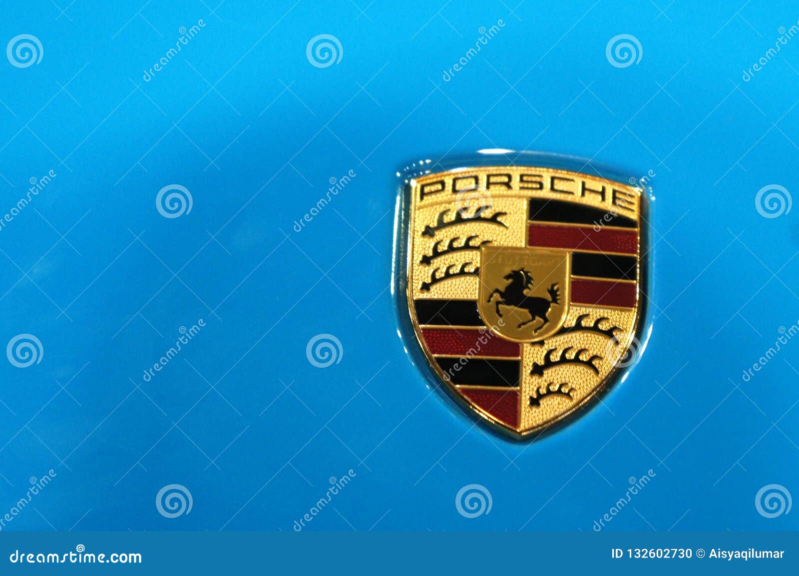 Logotipos E Emblema Do Carro De Porsche No Corpo De Carro Imagem ...