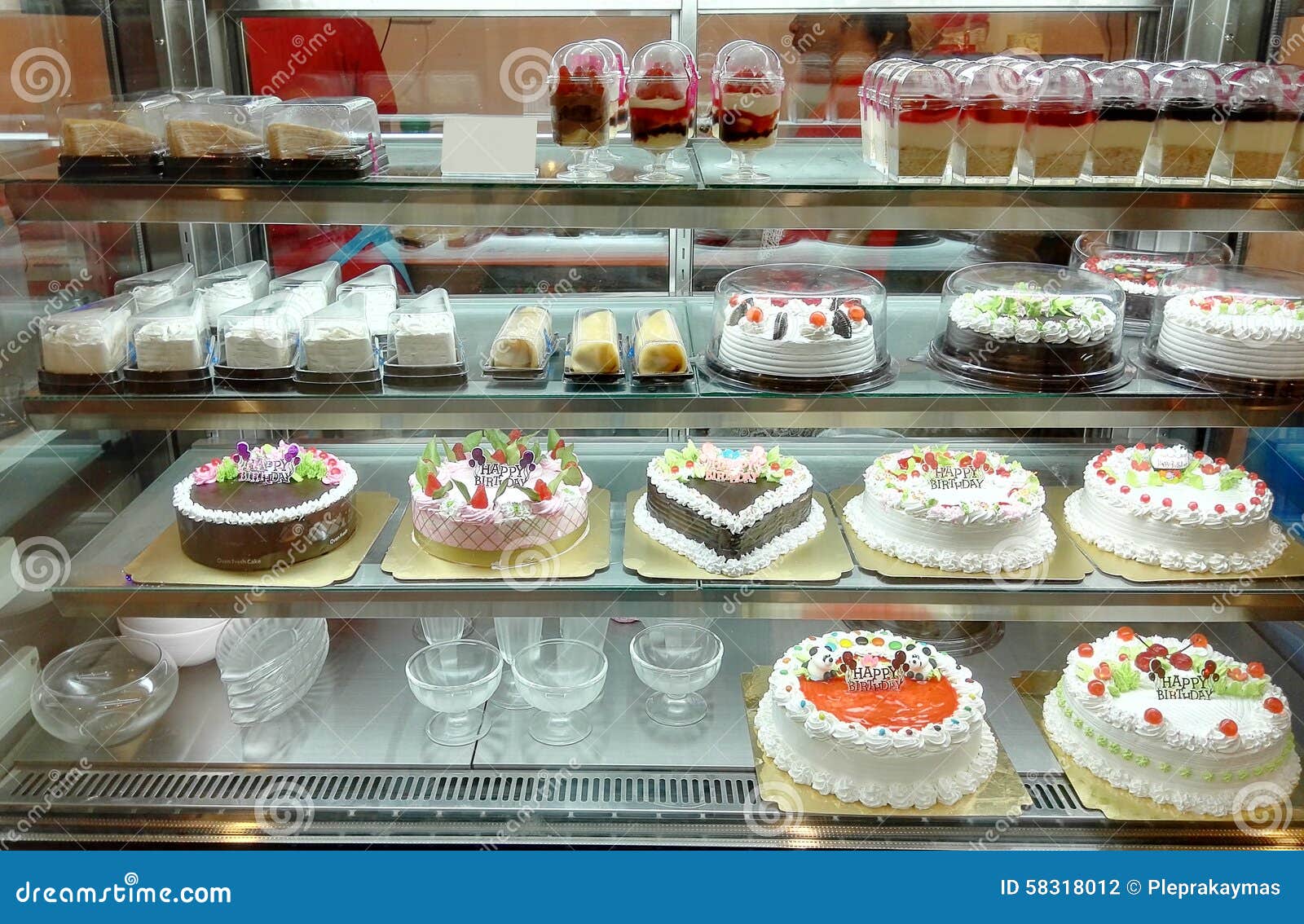 Loja Do Bolo Com Uma Variedade De Bolos Foto de Stock - Imagem de bolos ...
