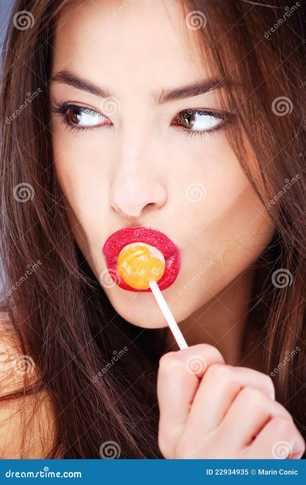 Lollipop em sua boca imagem de stock. Imagem de alegria - 22934935 Lollipop em sua boca imagem de stock. Imagem de alegria - 22934935