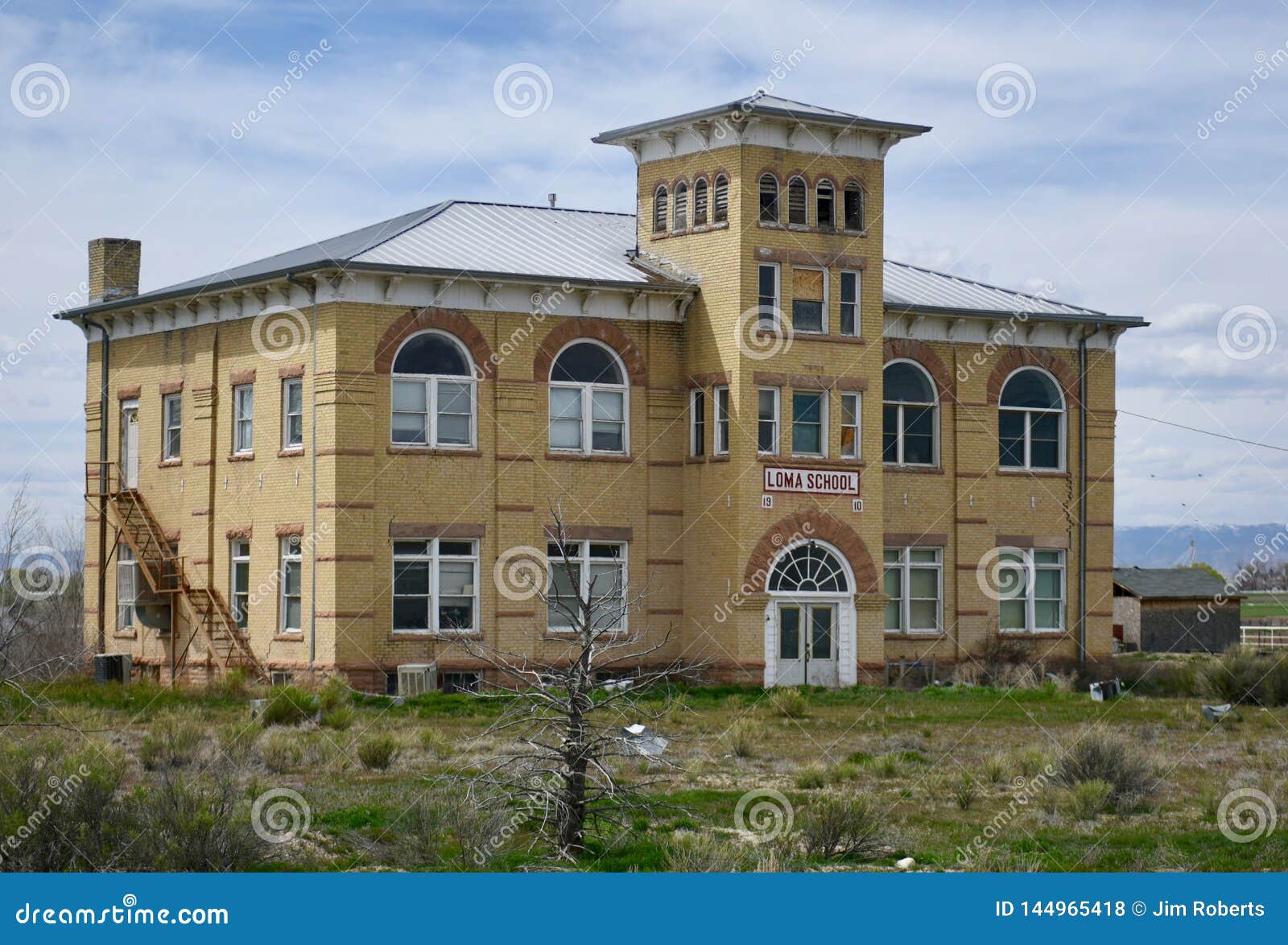 Loma School editorial stock photo. Image of loma, twostory - 144965418