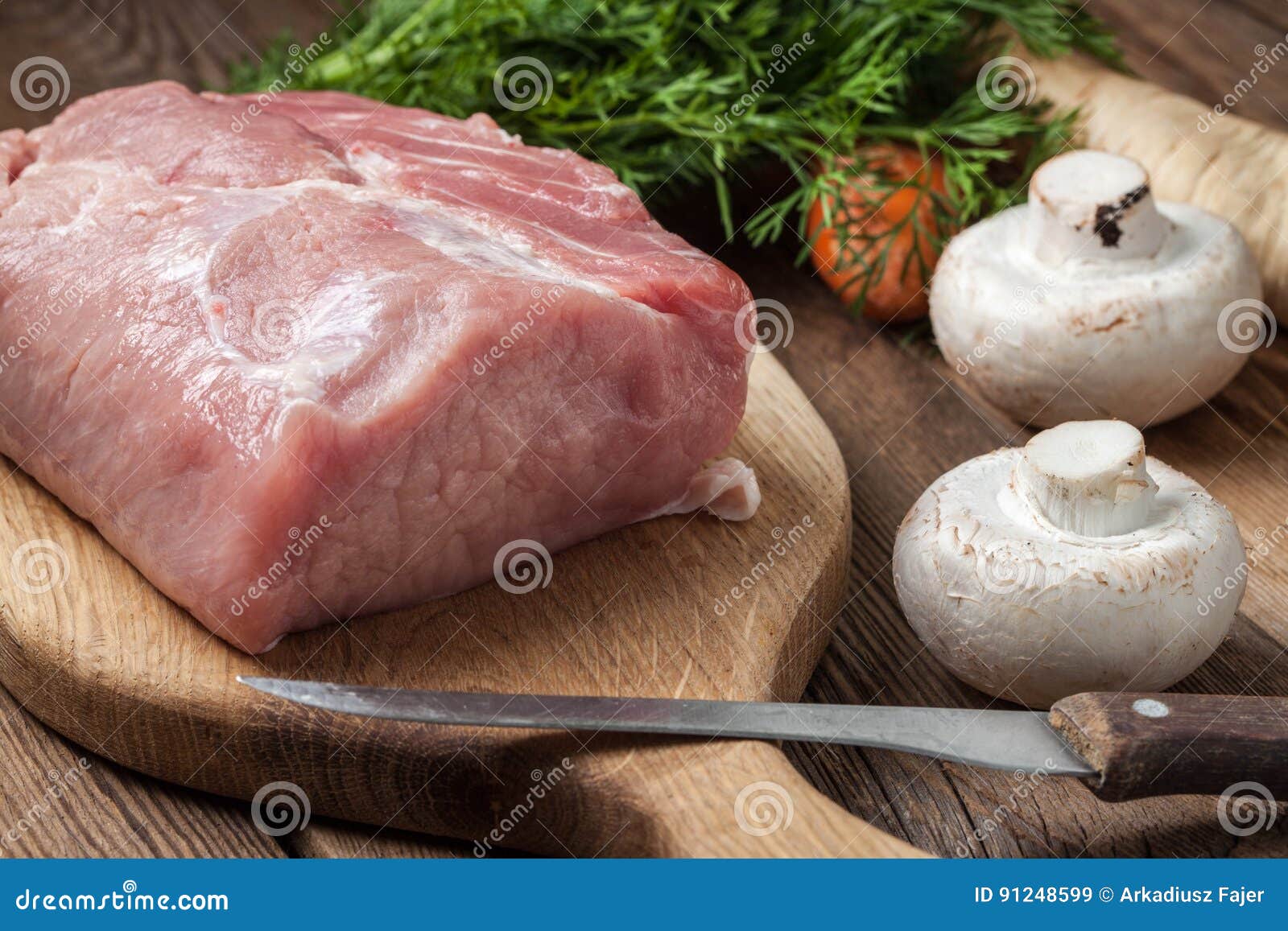 Lombo Cru Em Uma Placa De Desbastamento Imagem de Stock - Imagem de ...