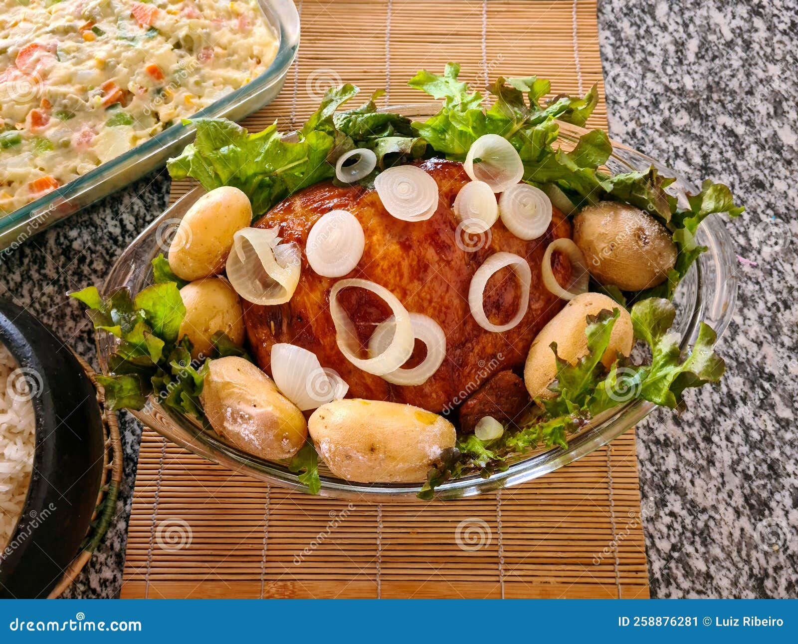 Lomo De Cerdo Asado Con Patatas Decoradas Con Lechuga Imagen de archivo ...