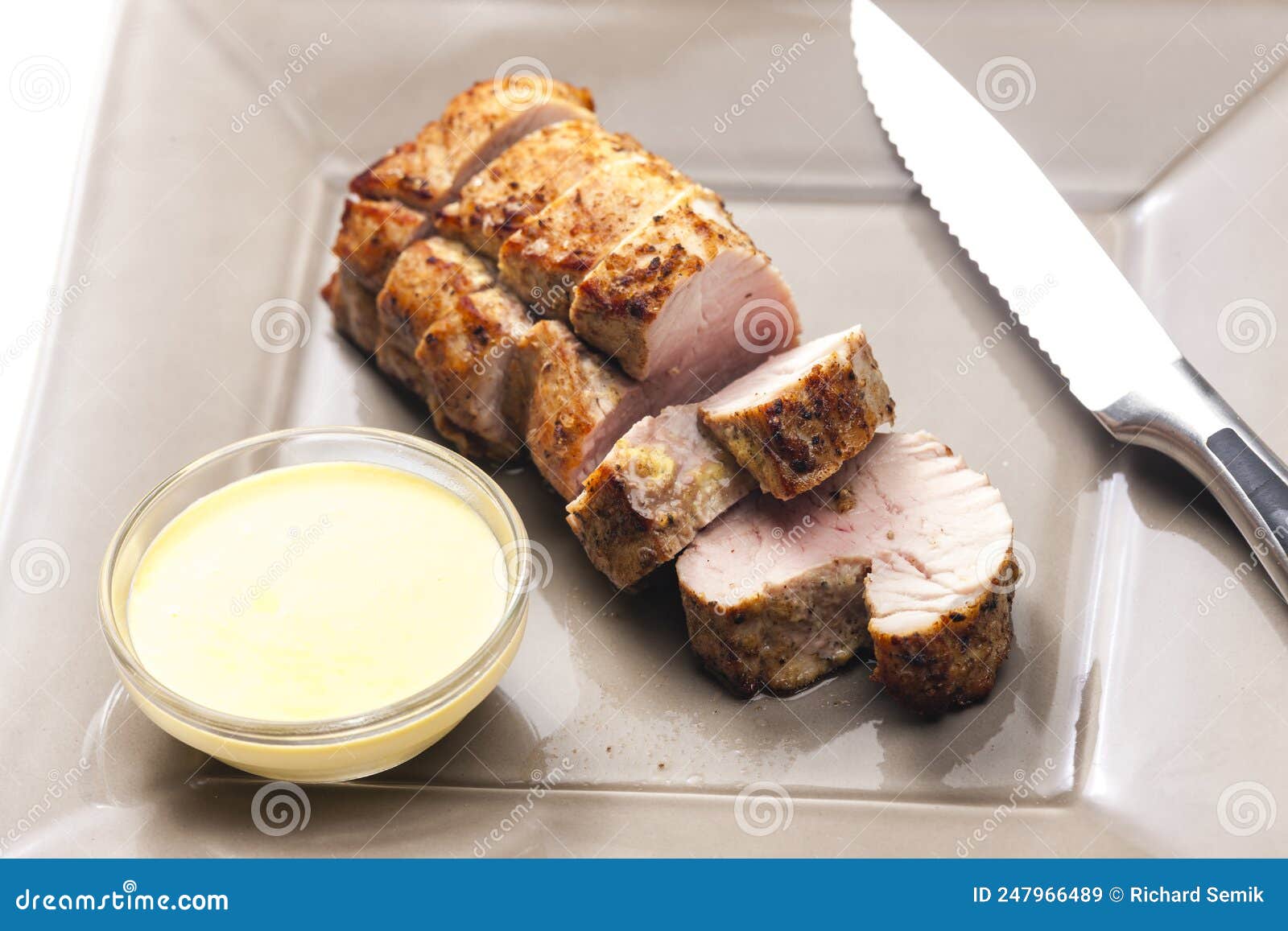 Lomo De Cerdo Asado Con Salsa De Mostaza Imagen de archivo - Imagen de ...