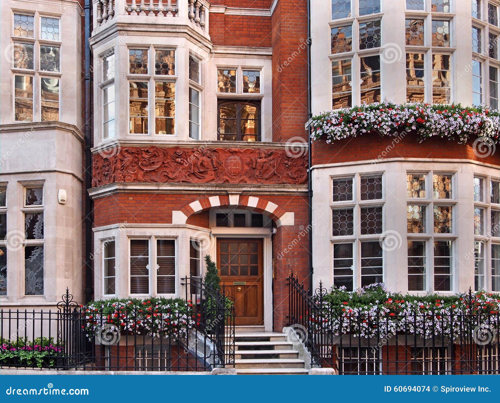 Londen, Overladen Oud Huis in De Stad Stock Foto - Image of londen ...