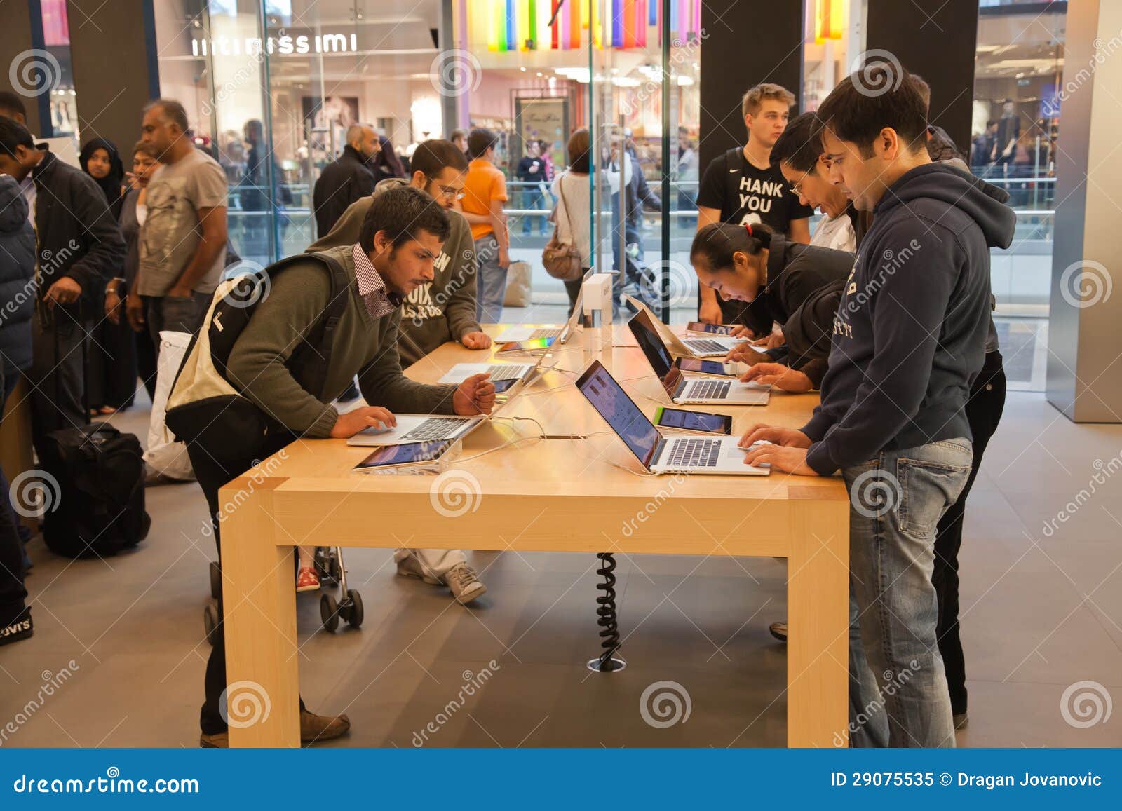 London Apple Store editorial image. Image of ipods, purchasing - 29075535