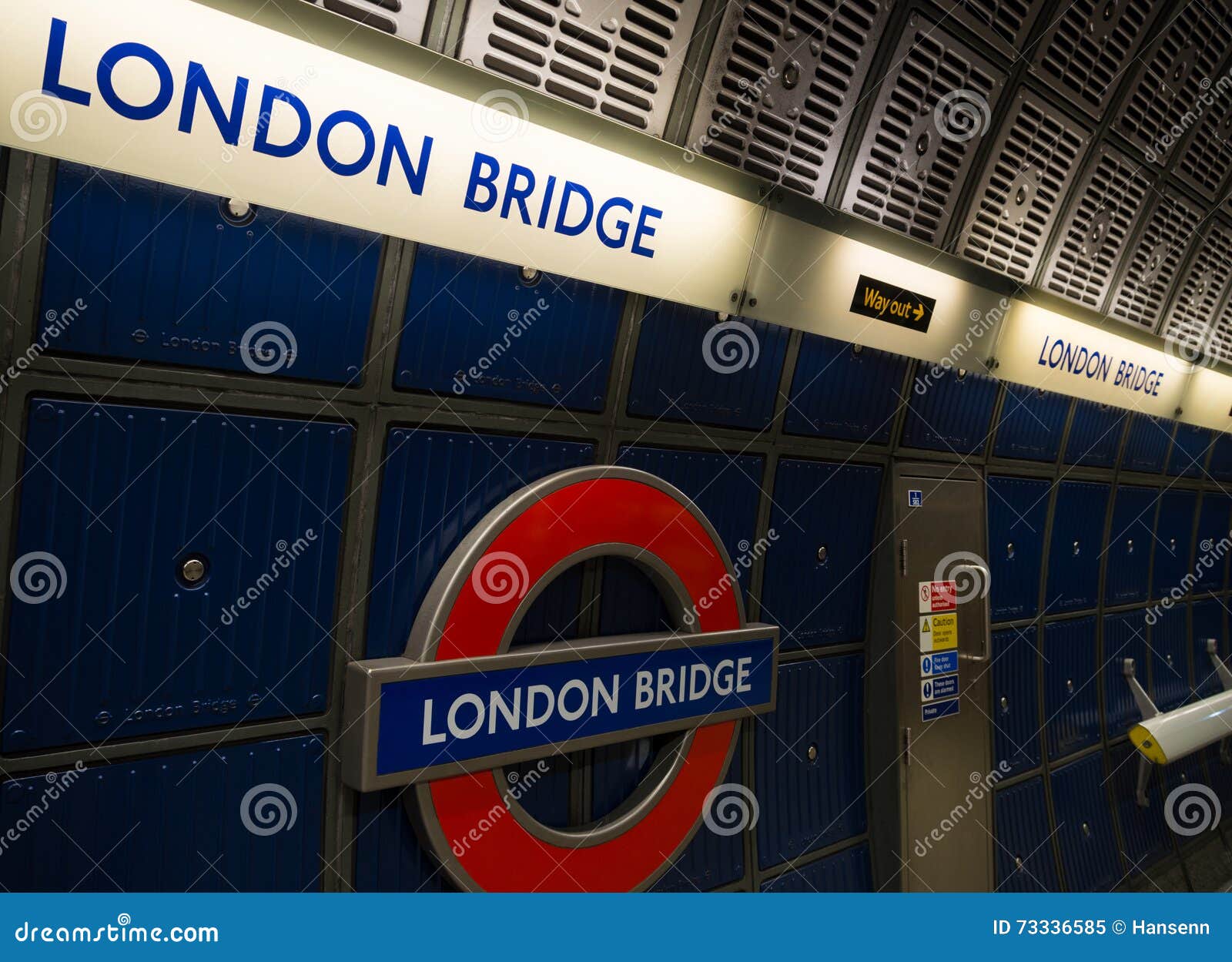 London bridge signboard editorial image. Image of england - 73336585