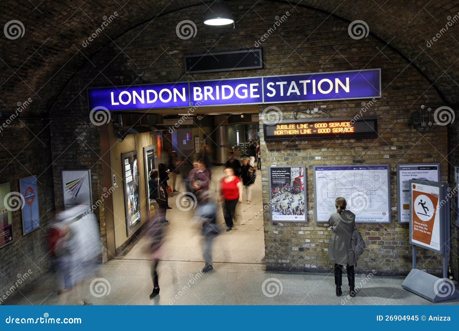 London Bridge Station editorial image. Image of passenger - 26904945