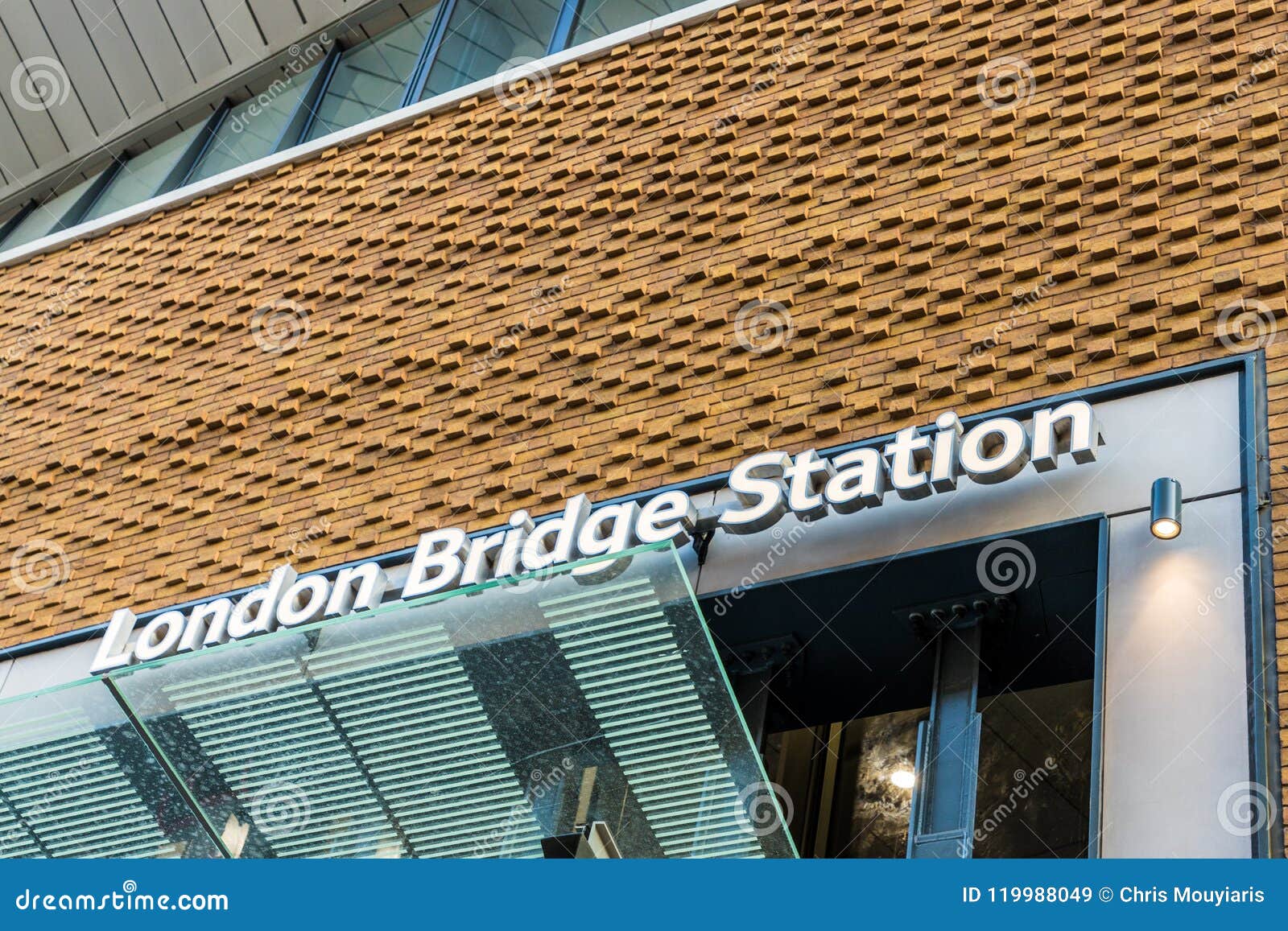 London bridge station editorial stock image. Image of britain - 119988049