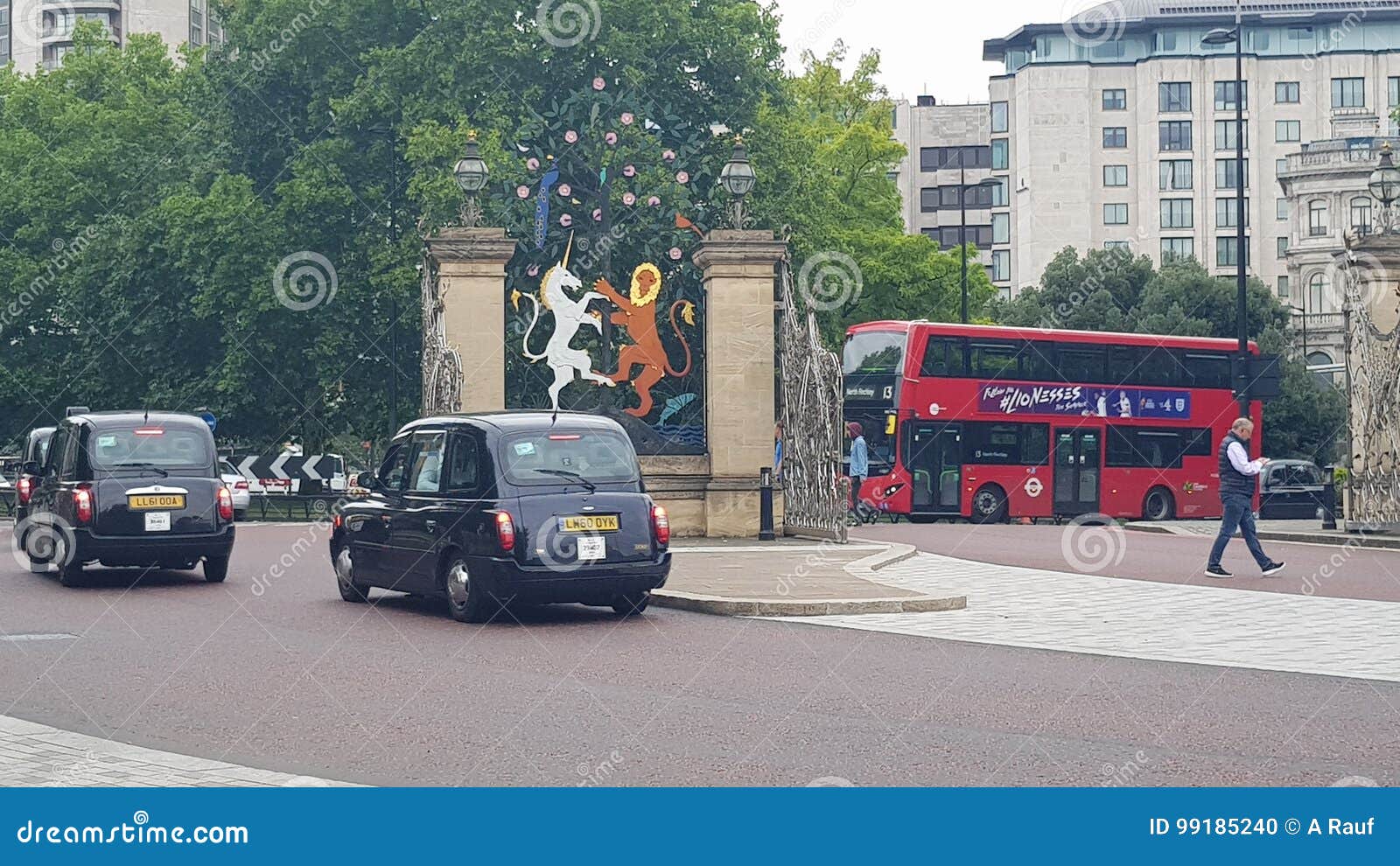 London Cab Bus Hyde park editorial image. Image of london - 99185240