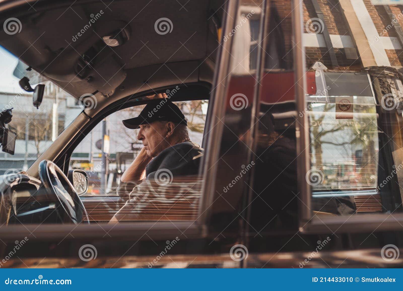 London Cab Driver Waiting for a Passengers Editorial Image - Image of ...