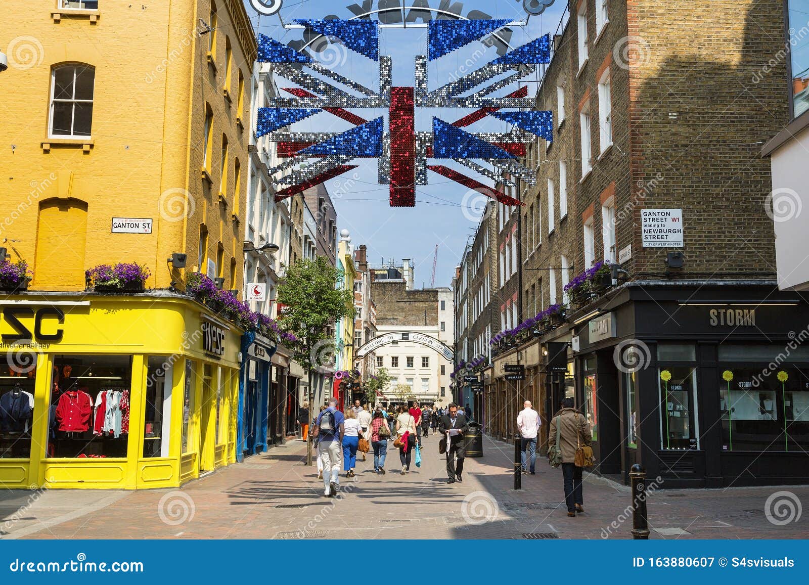 London, Carnaby Street editorial photography. Image of sidewalk - 163880607