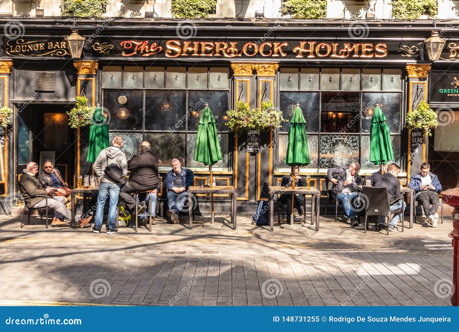 London, England - APRIL 1, 2019: Typical British Pub in London ...