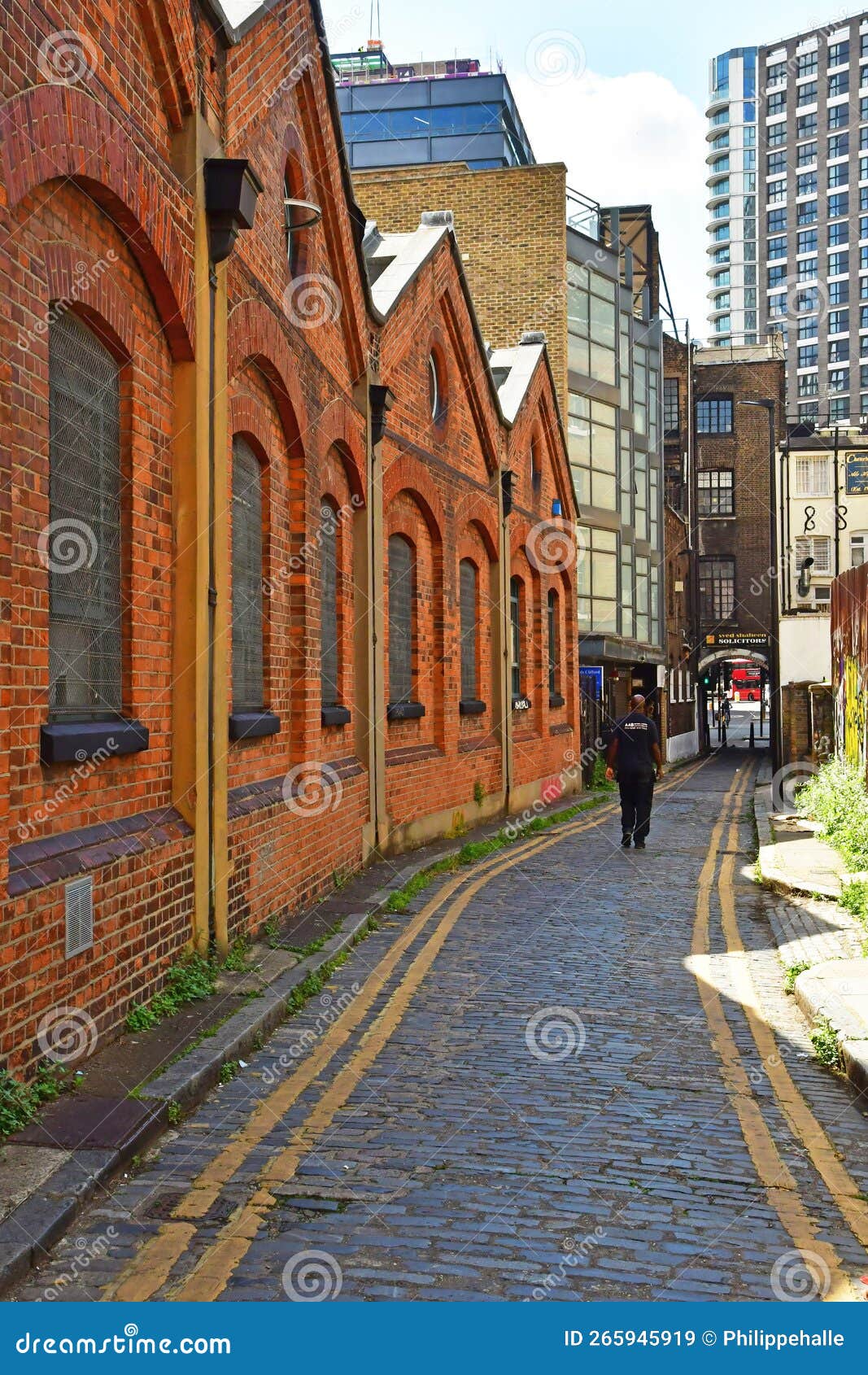 London; England - June 25 2022 : Whitechapel District Editorial Stock ...
