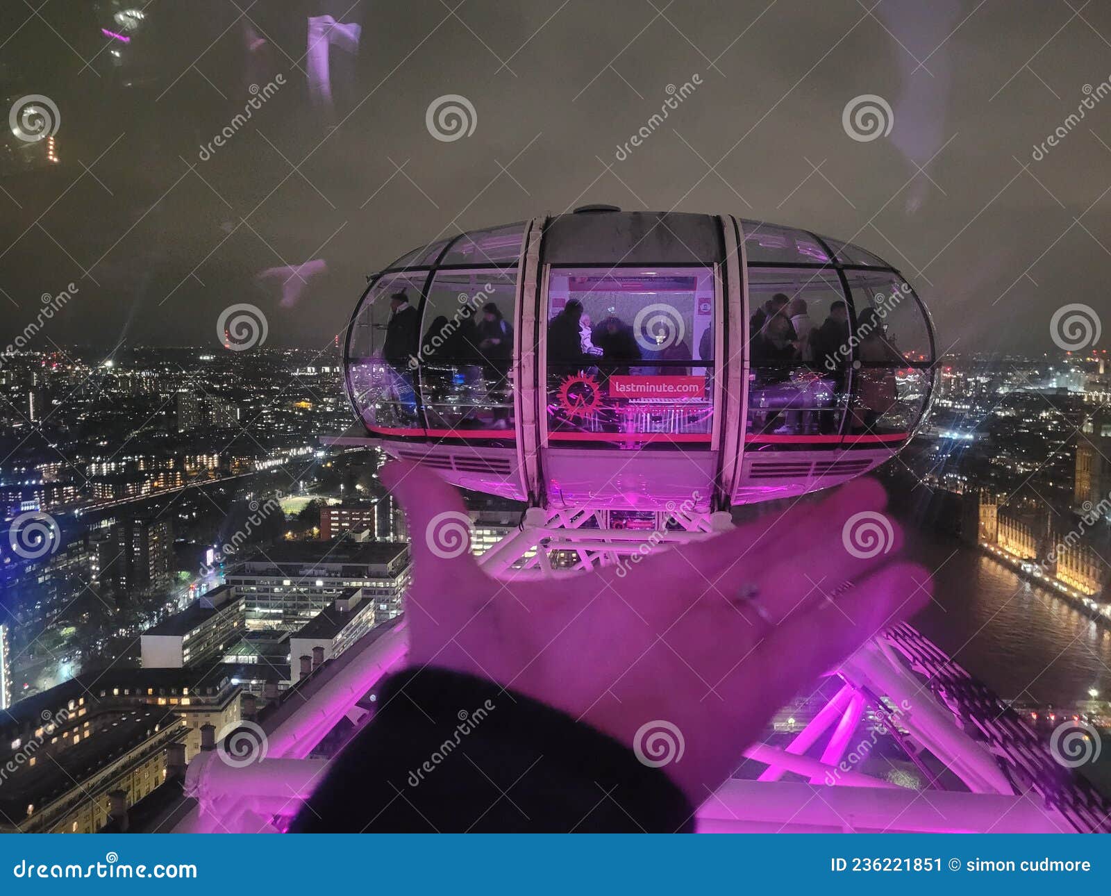 London eye pod holding editorial photo. Image of ferris - 236221851