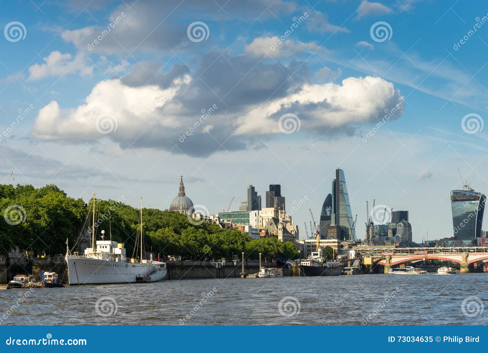 LONDON - JUNE 25 : Floating Restaurant and Bar on the River Thames in ...