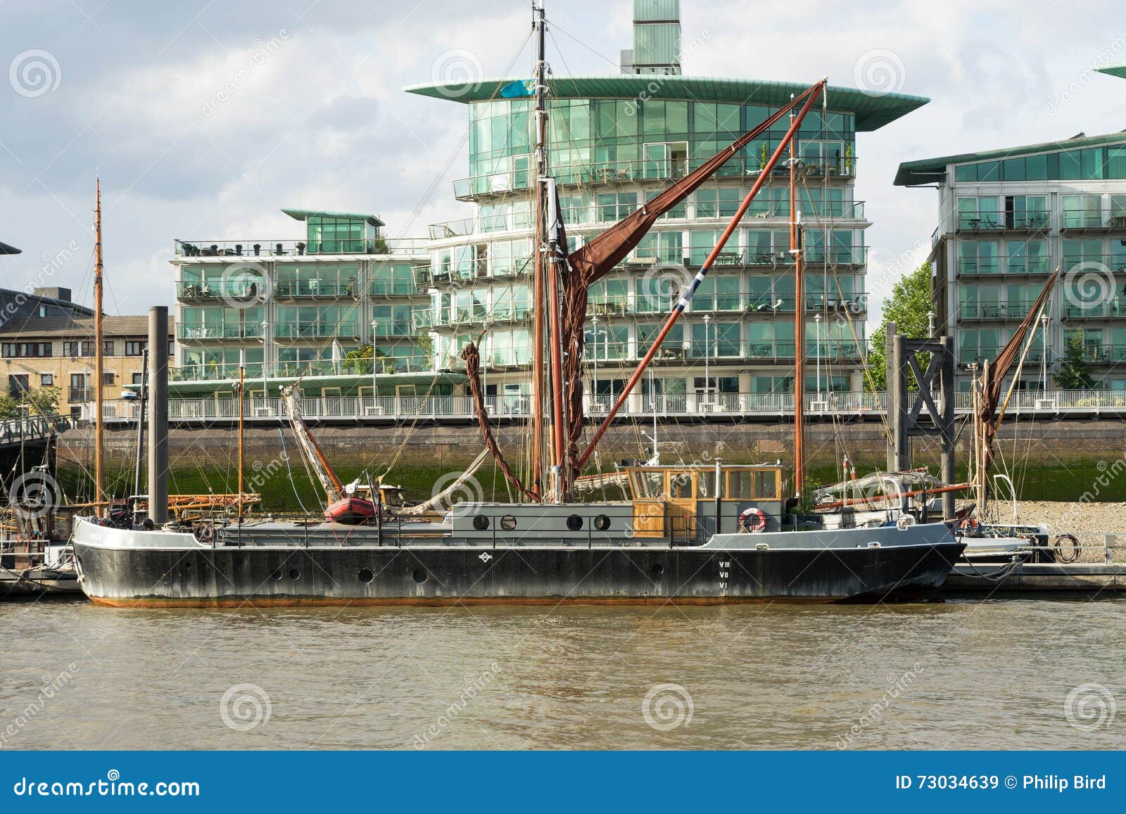 LONDON - JUNE 25 : Thames Barge Moored on the River Thames in Lo ...