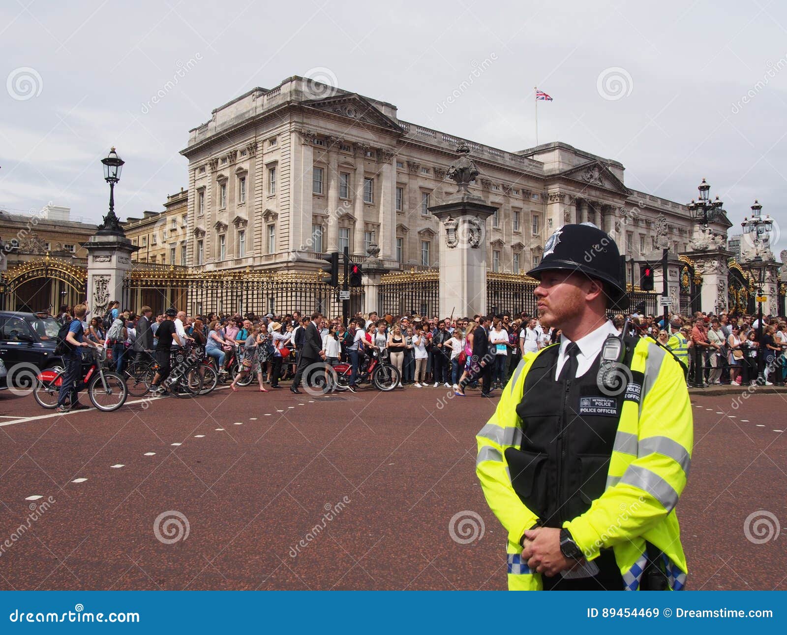 London editorial stock image. Image of london, queue - 89454469