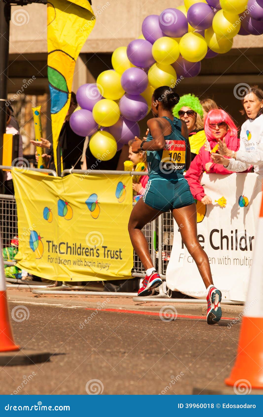 London Marathon Runner editorial stock photo. Image of action - 39960018