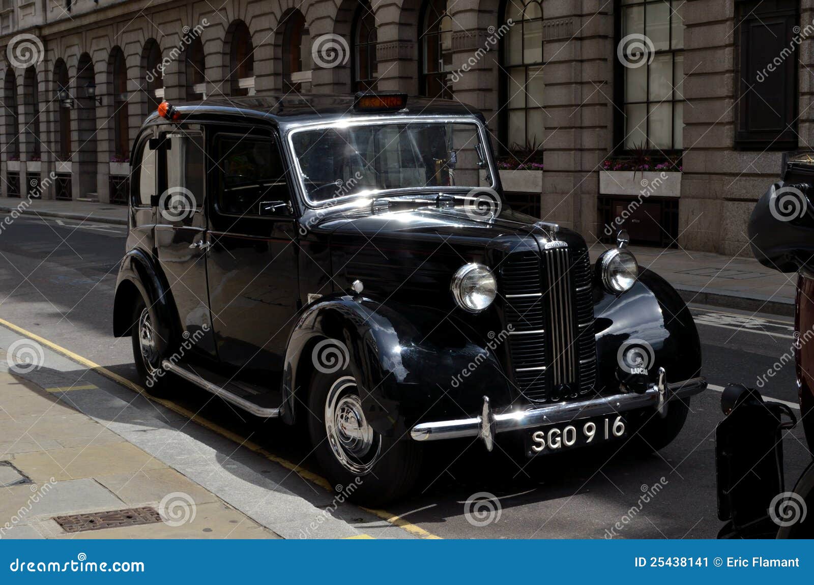 London Old Cab editorial photo. Image of engine, traditional - 25438141