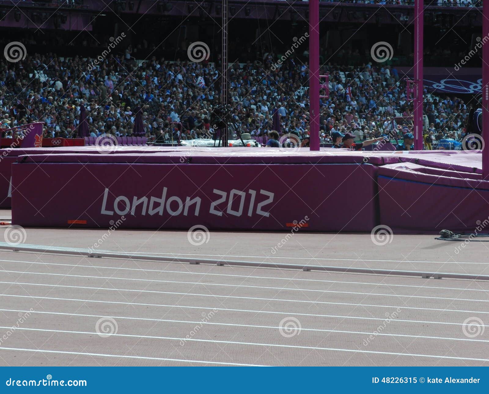 London 2012 Olympic Stadium Pole Vault Editorial Image - Image of ...