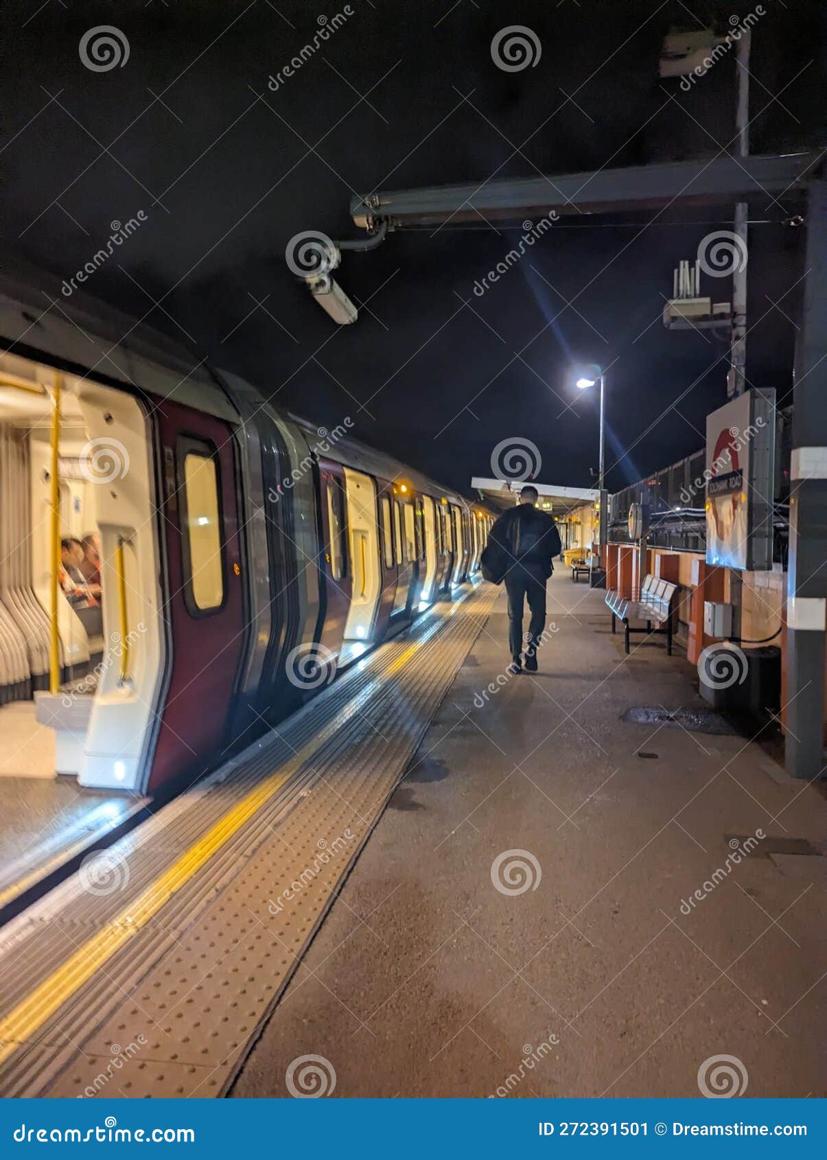 London Overground Platform at Night Editorial Photo - Image of platform ...