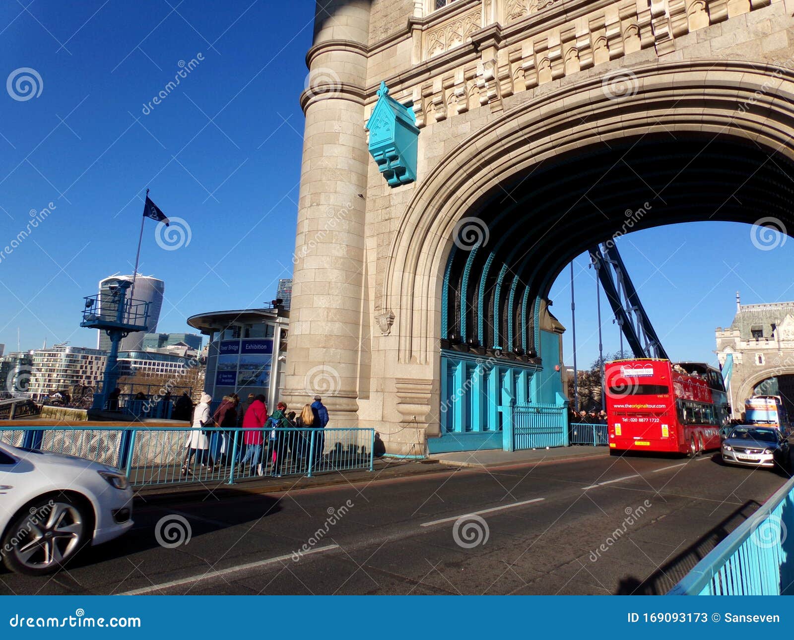 London´s Iconic Tower Bridge Across the River Thames Editorial Stock ... London´s Iconic Tower Bridge Across the River Thames Editorial Stock ...