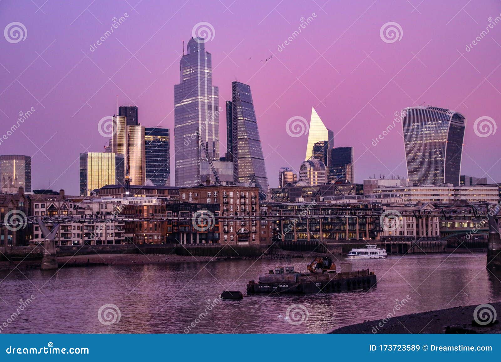 London Skyline pink editorial stock image. Image of sunset - 173723589