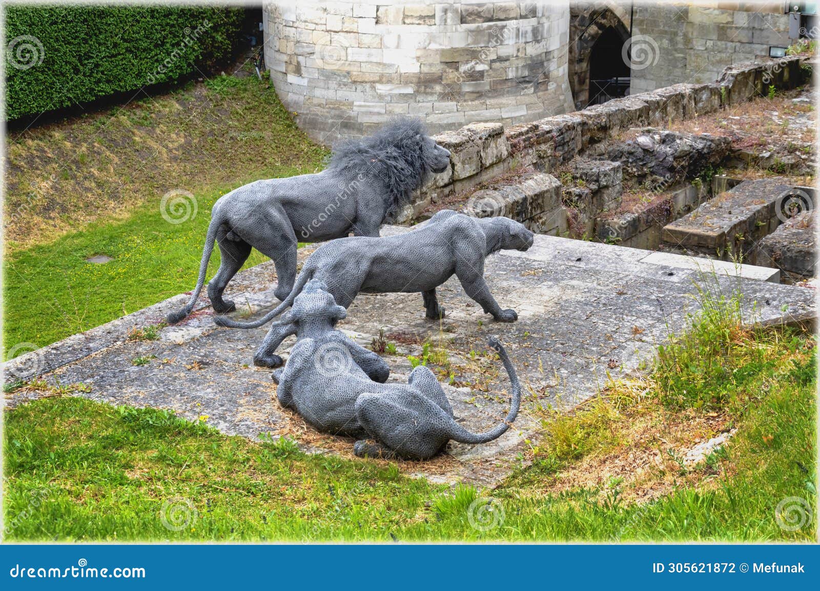 London Tower, Modern Installation, Imitating Animals Editorial ...