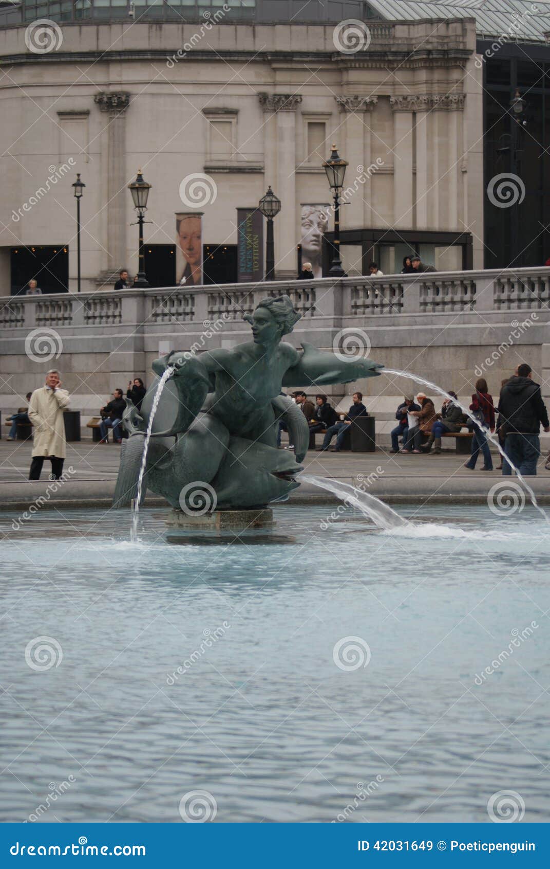 In London: Trafalgar Square Fountain Editorial Stock Image - Image of ...
