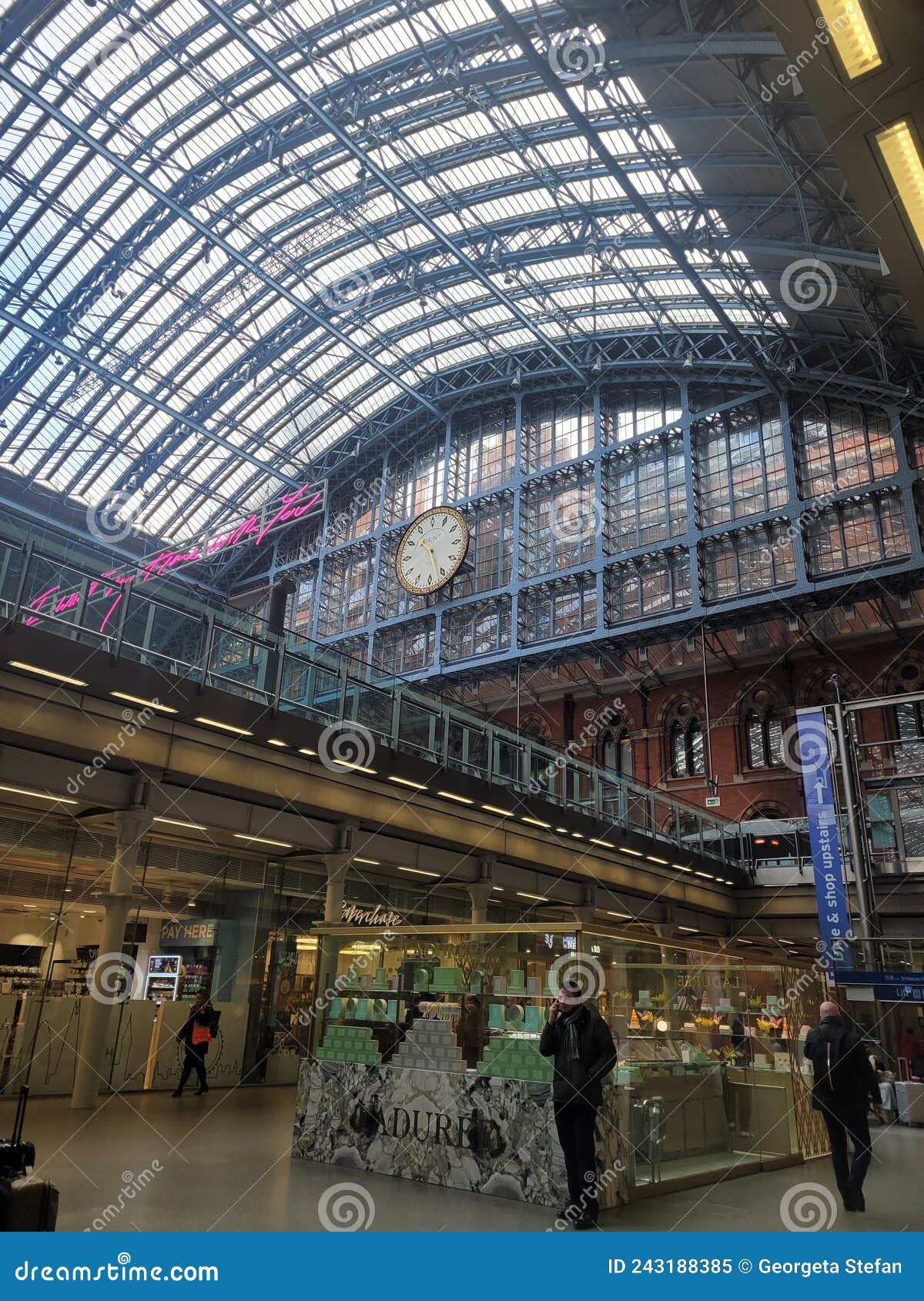 London trsin station editorial image. Image of metropolis - 243188385