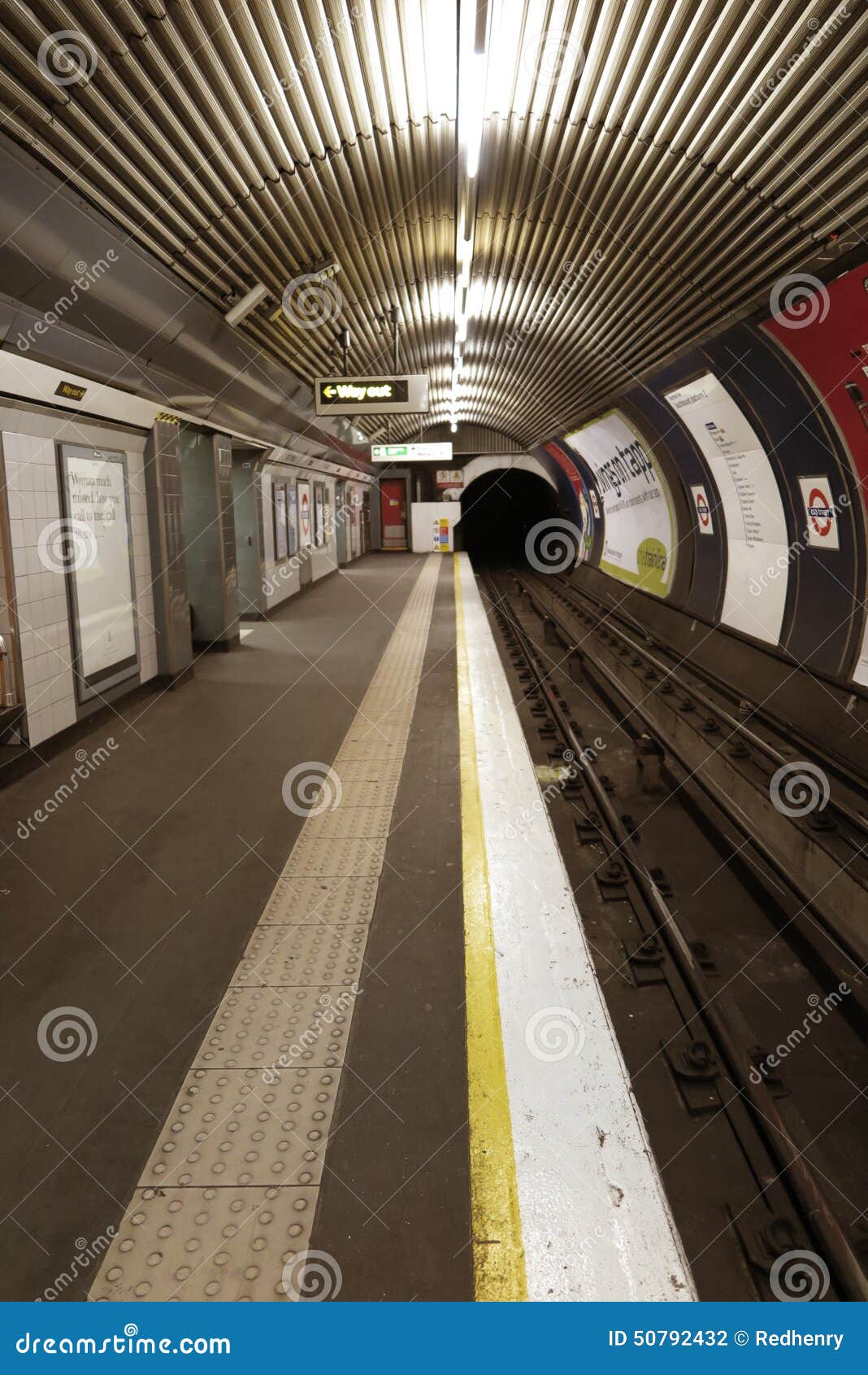 London Underground editorial photography. Image of train - 50792432