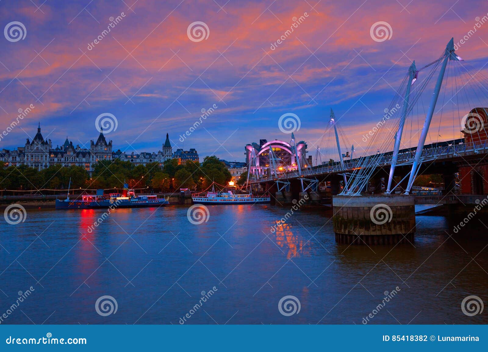 London Waterloo, Shell Center Redevelopment Construction. Editorial ...