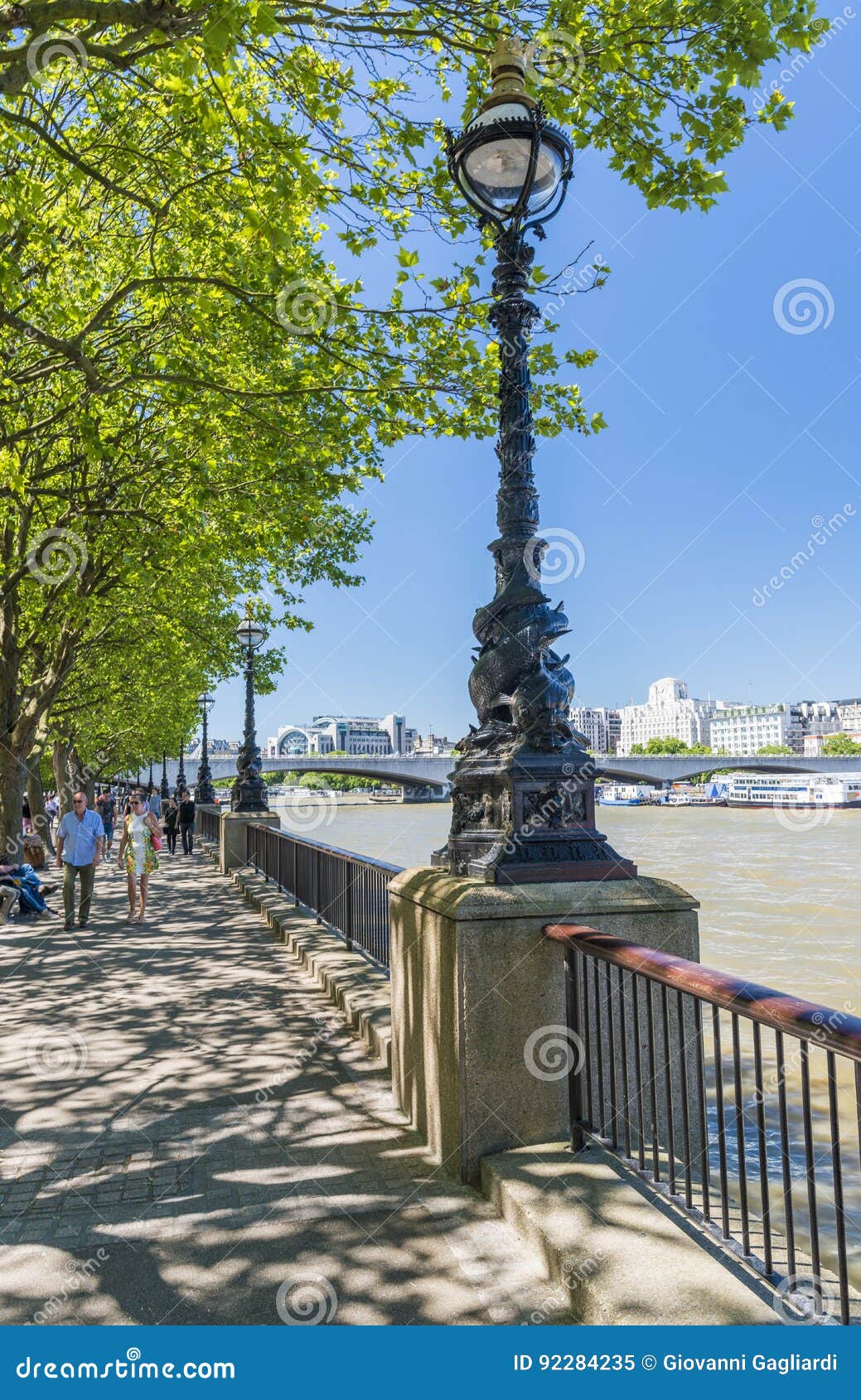 LONDRES - EM MAIO DE 2013: Turistas Ao Longo Do Rio Tamisa Londres ... LONDRES - EM MAIO DE 2013: Turistas Ao Longo Do Rio Tamisa Londres ...