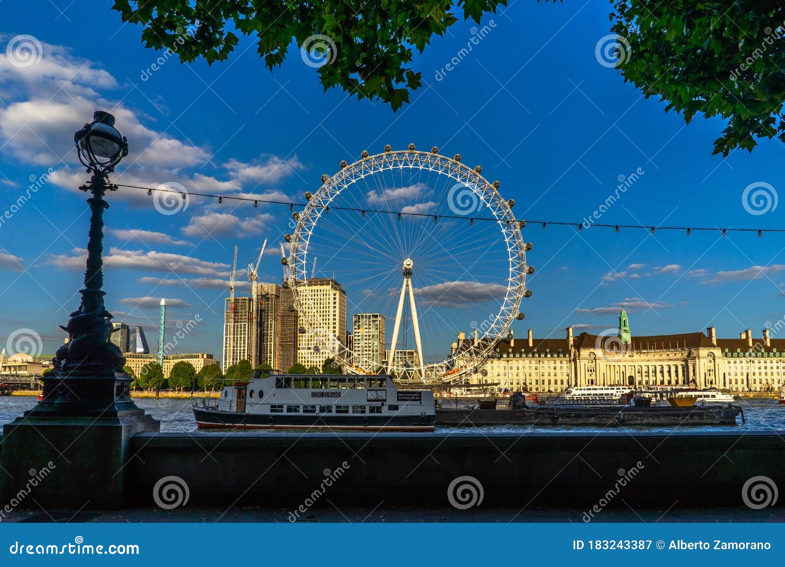 Londres Eye E Rio Thames Em London Uk. Fotografia Editorial - Imagem de ...